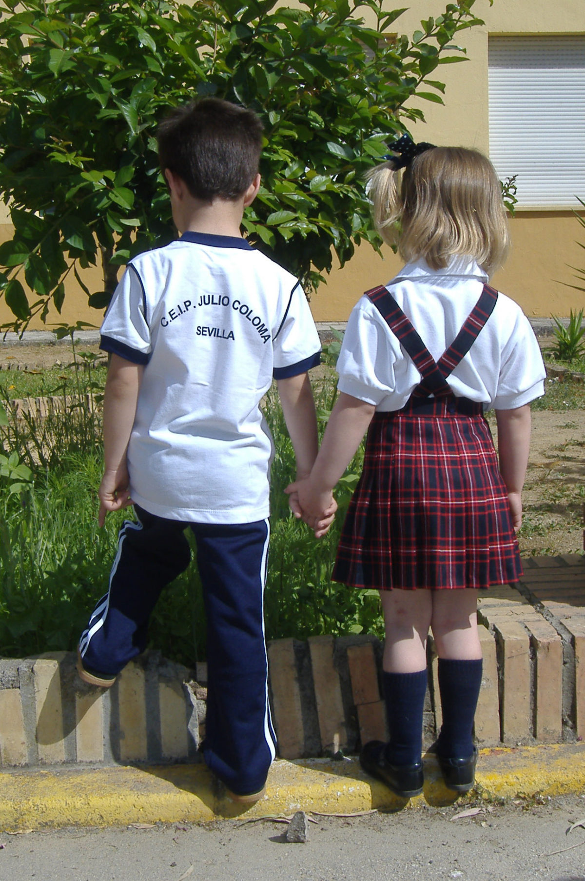 Uniformes - C.E.I.P. Capitán General Julio Coloma Gallegos